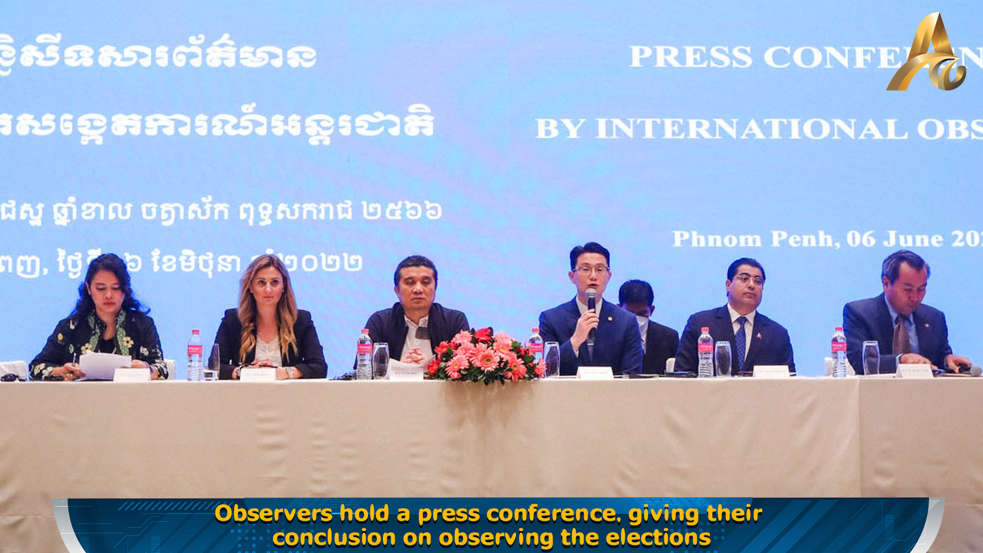 Observers hold a press conference, giving their conclusion on observing ...